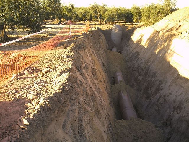 Herido un trabajador tras caer a una zanja en una carretera.